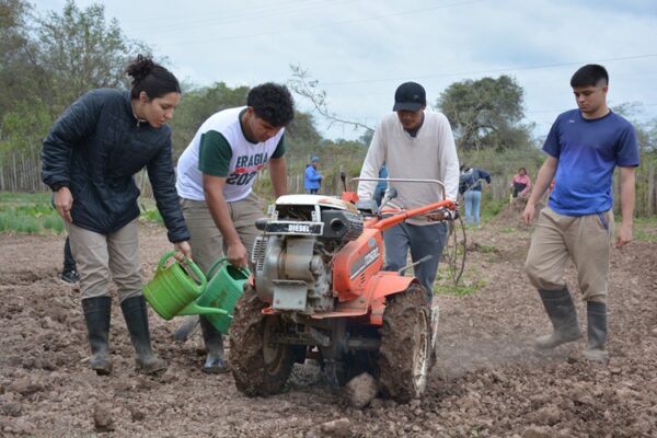 Alumnos de ERAGIA realizaron la huerta para una escuela de la comunidad ...